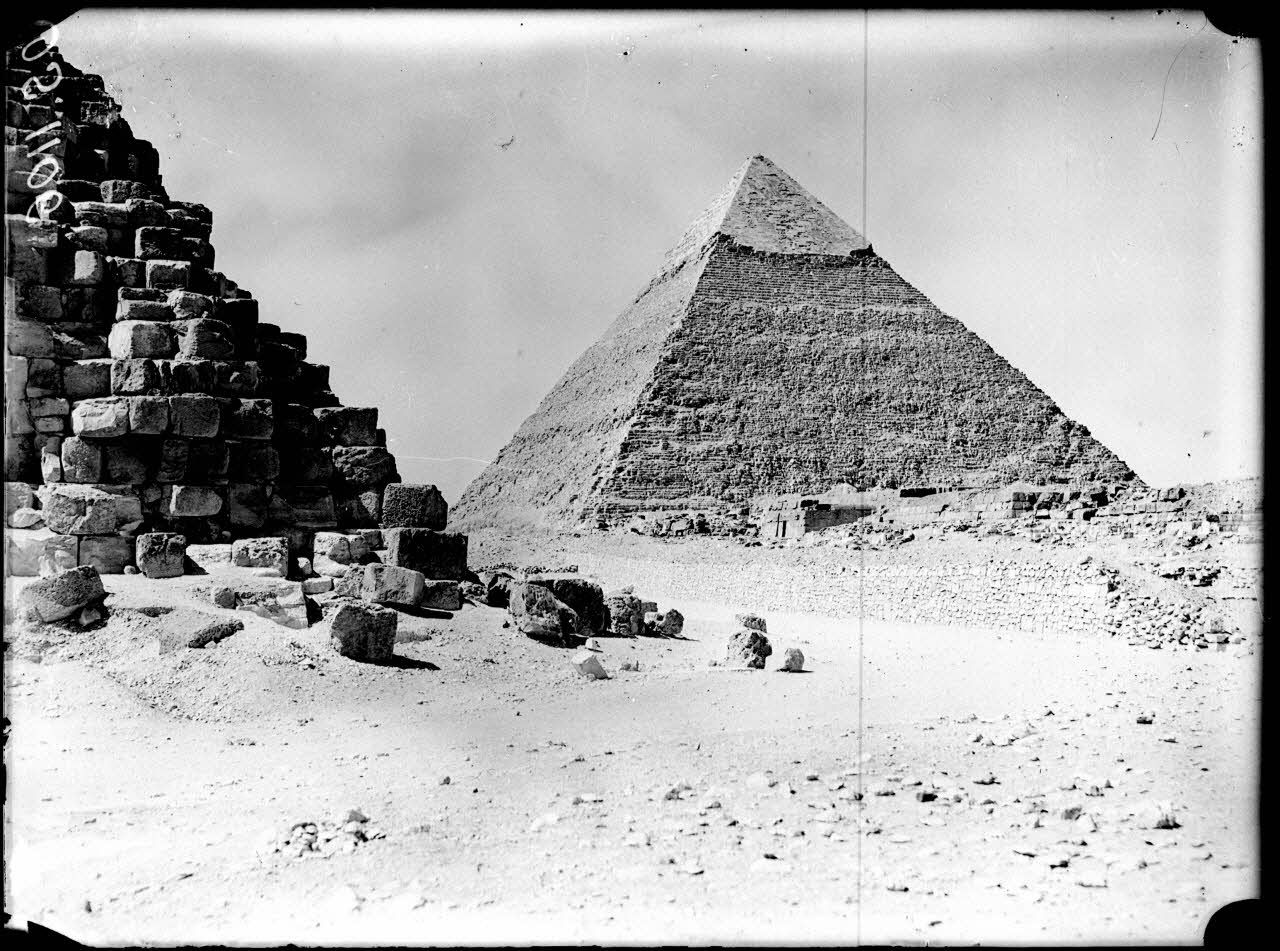 ImagesDéfense - Egypte. La pyramide de Képhren et le bord de la ...