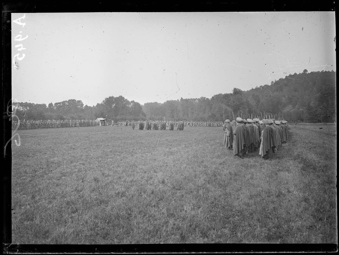 ImagesDéfense - Coudun. Oise. Revue du 2e régiment de spahis. [légende ...