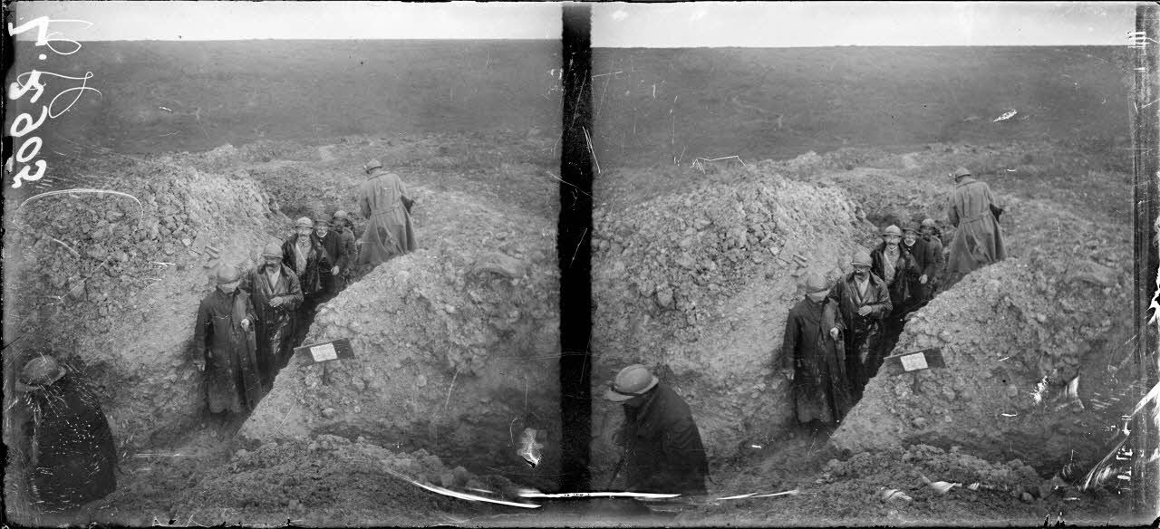 ImagesDéfense - Le Mort-Homme (Meuse). Mr Clemenceau et officiers dans ...