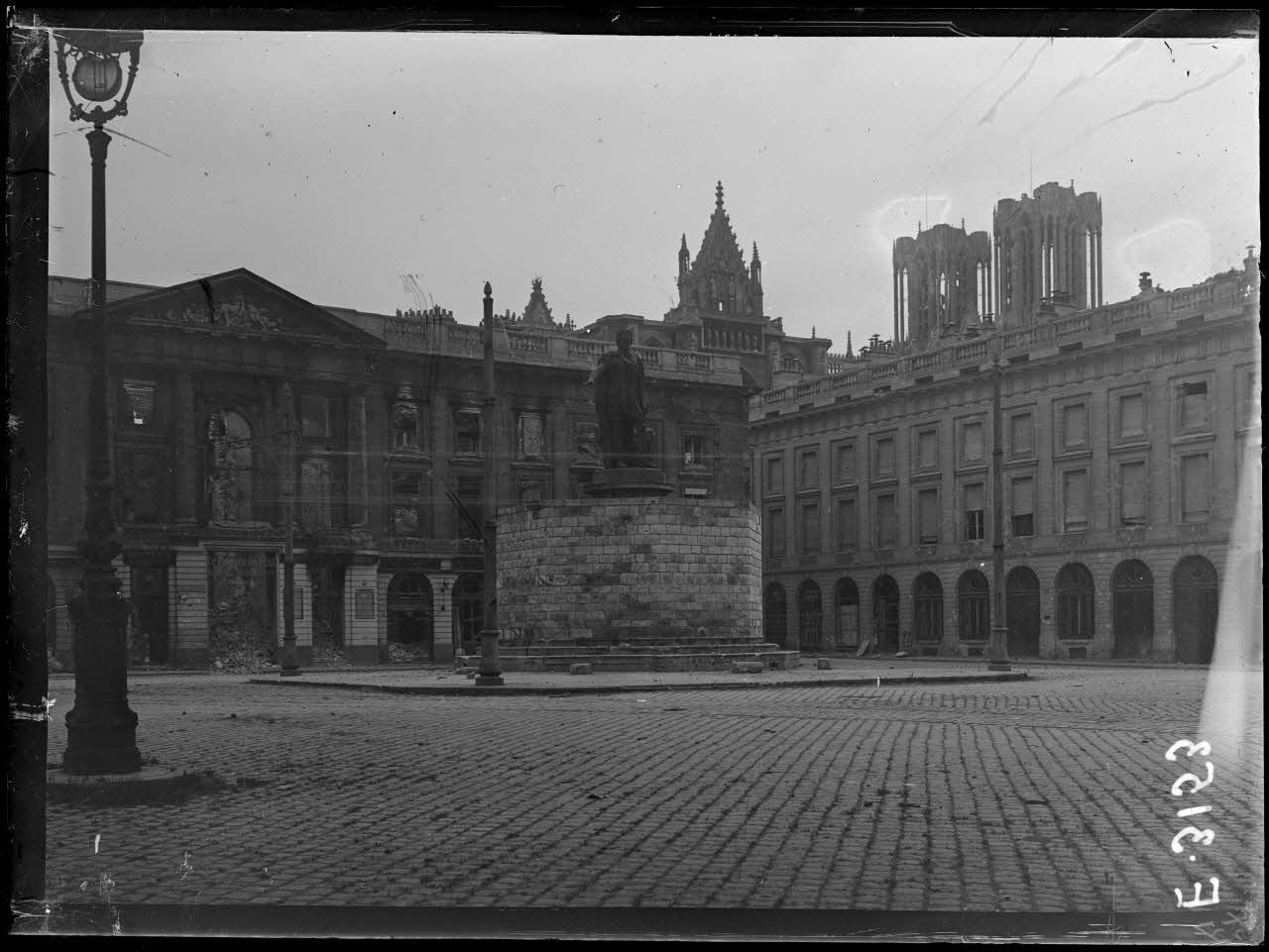 ImagesDéfense - Reims. La place Royale. Au fond la cathédrale. [légende ...