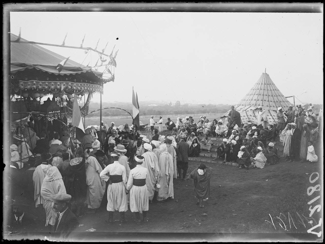 ImagesDéfense - Maroc. Foire de Rabat. Les attractions. [légende d'origine]