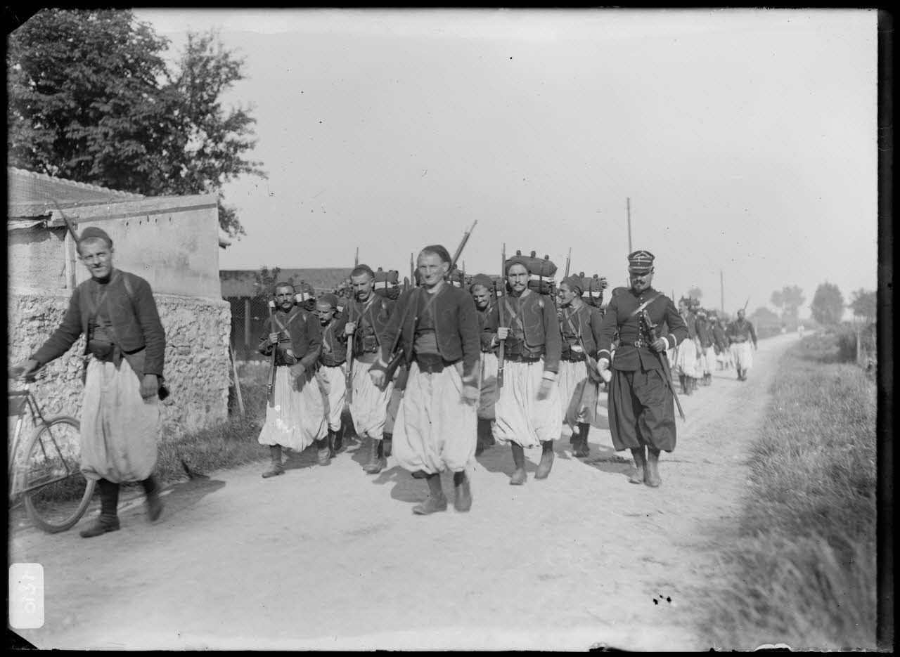 ImagesDéfense - Zouave - Le régiment en marche sur la route (4e ...