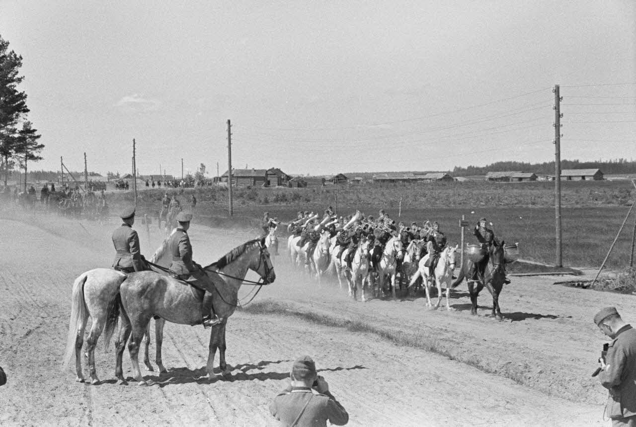 ImagesDéfense - Les musiciens du 183e régiment d'artillerie de la 83e ...