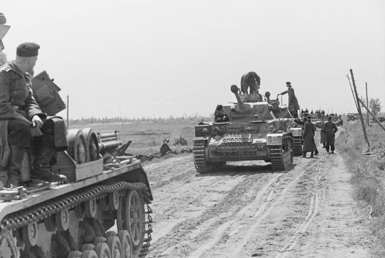 ImagesDéfense - Des blindés Panzer III et Panzer IV.
