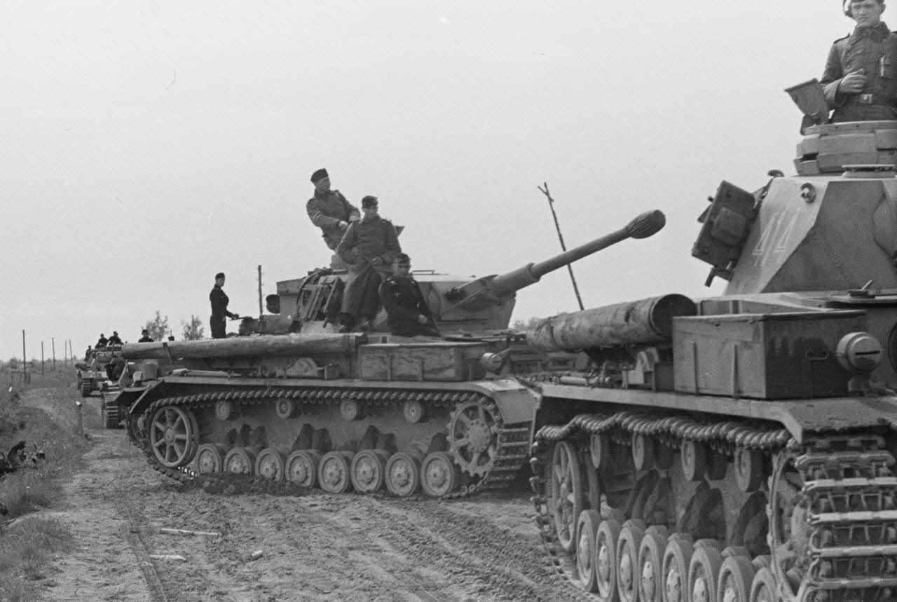 ImagesDéfense - Des blindés Panzer III et Panzer IV.