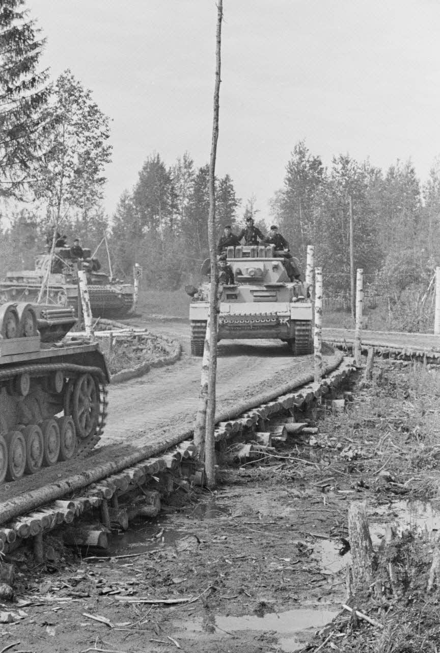 ImagesDéfense - Des blindés Panzer III et Panzer IV.