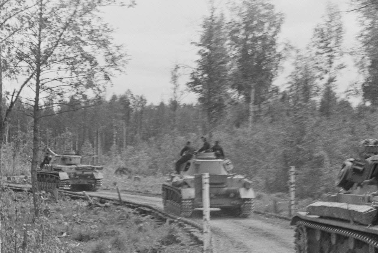 ImagesDéfense - Des blindés Panzer III et Panzer IV.