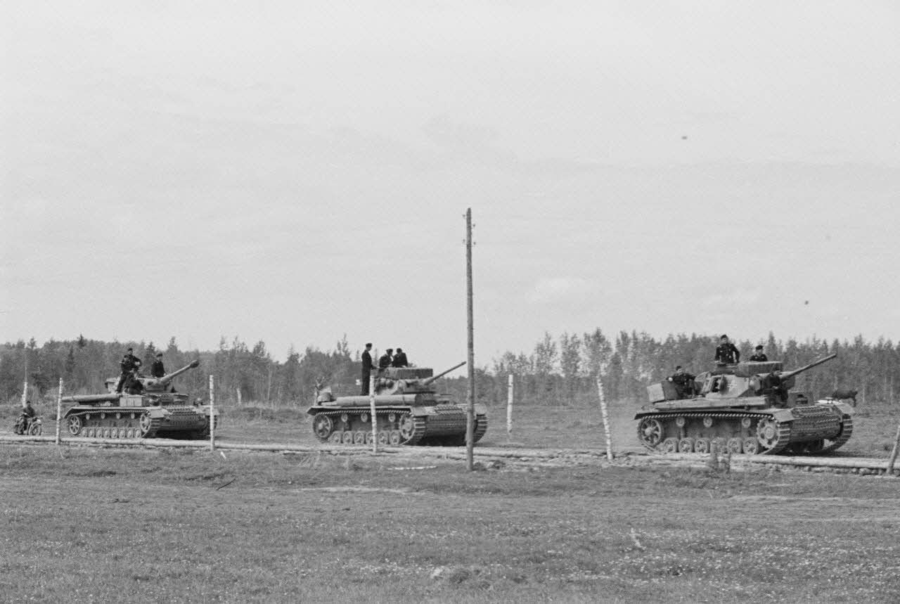 ImagesDéfense - Des blindés Panzer III et Panzer IV.