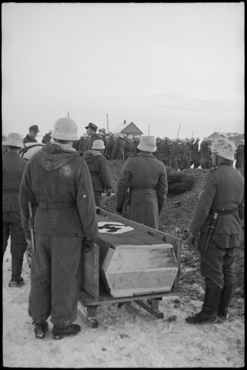 ImagesDéfense - Les obsèques de plusieurs soldats allemands.