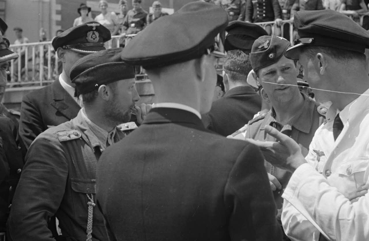 ImagesDéfense - Des officiers de la 7.Unterseebootsflottille se pressent autour du ...