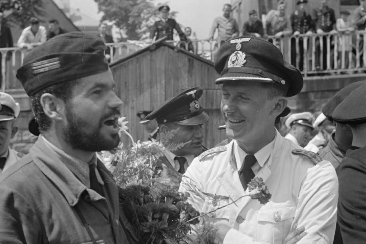 ImagesDéfense - Des officiers de la 7.Unterseebootsflottille se pressent autour du ...