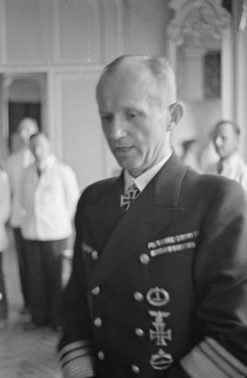 ImagesDéfense - Portrait de l'amiral Karl Dönitz lors de la remise de ...