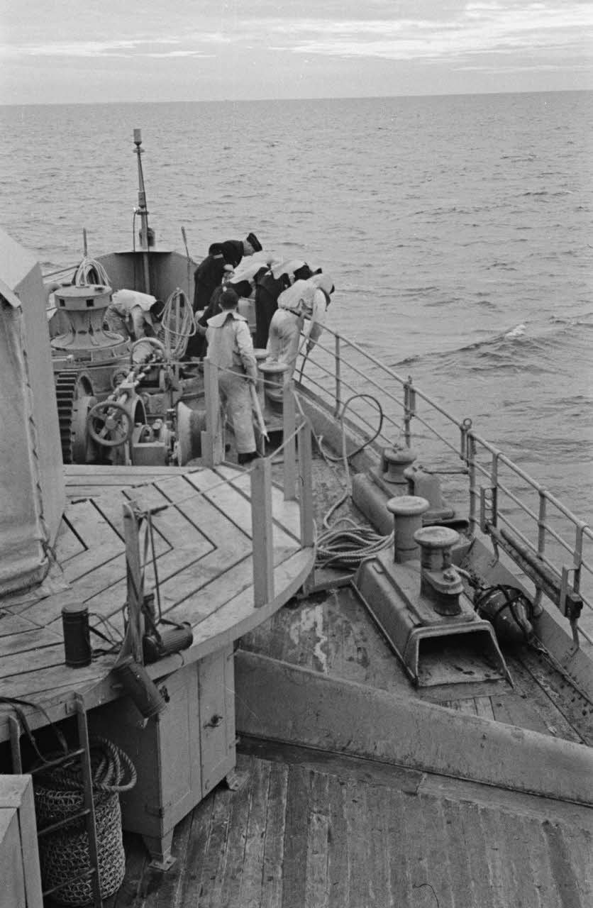 ImagesDéfense - Sur la proue du mouilleur de mines, les marins de la ...