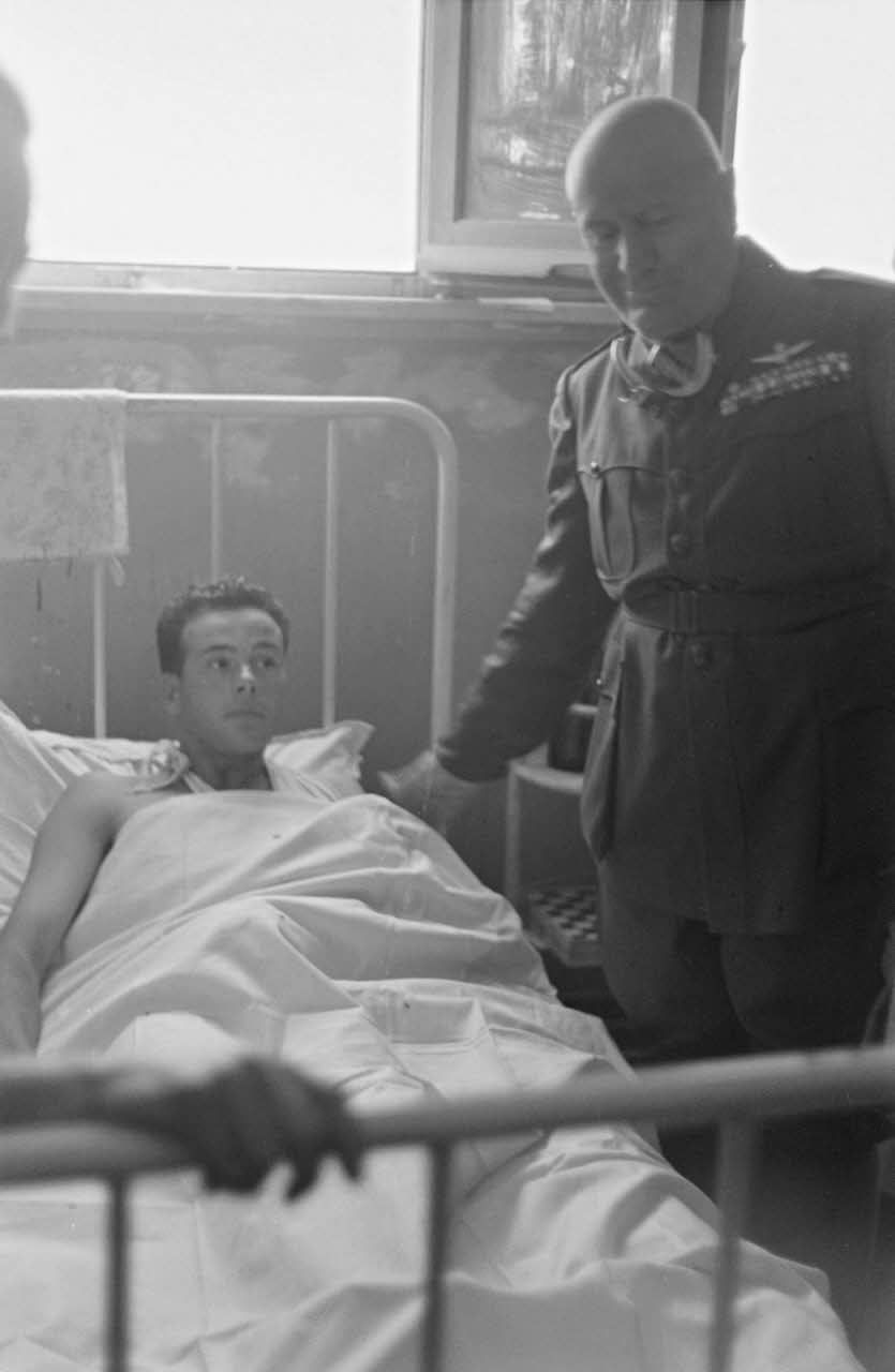 ImagesDéfense - A Derna, la visite de Benito Mussolini dans un hôpital ...