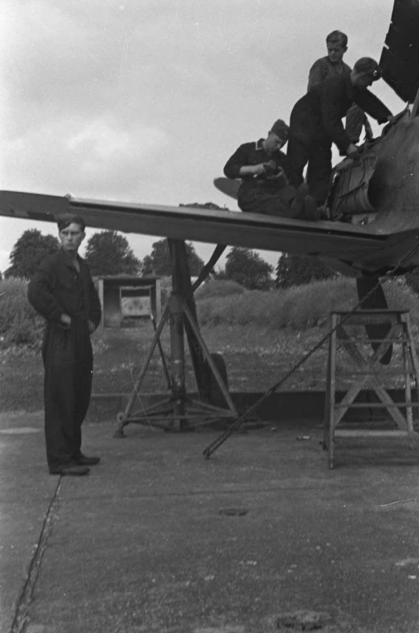 ImagesDéfense - Réglage des armes de bord d'un chasseur Focke-Wulf Fw ...