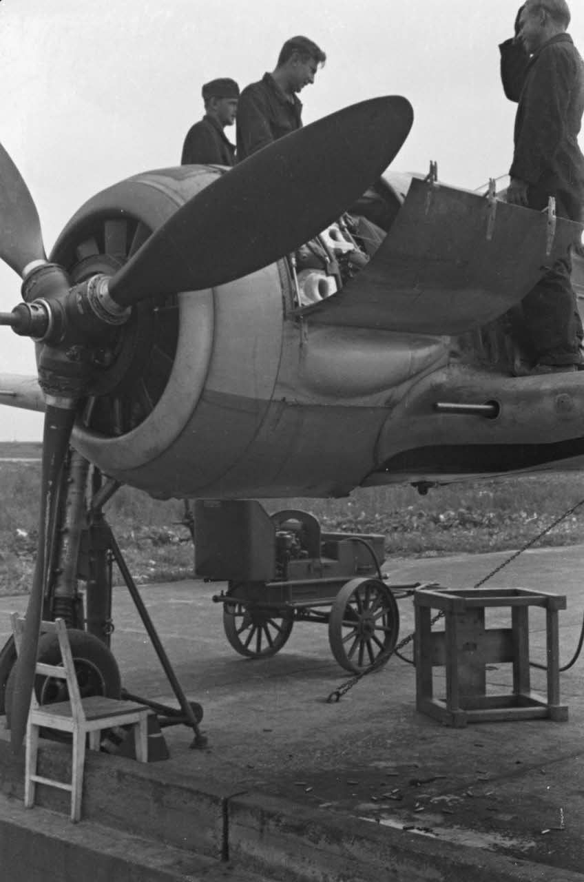 ImagesDéfense - Réglage des armes de bord d'un chasseur Focke-Wulf Fw ...