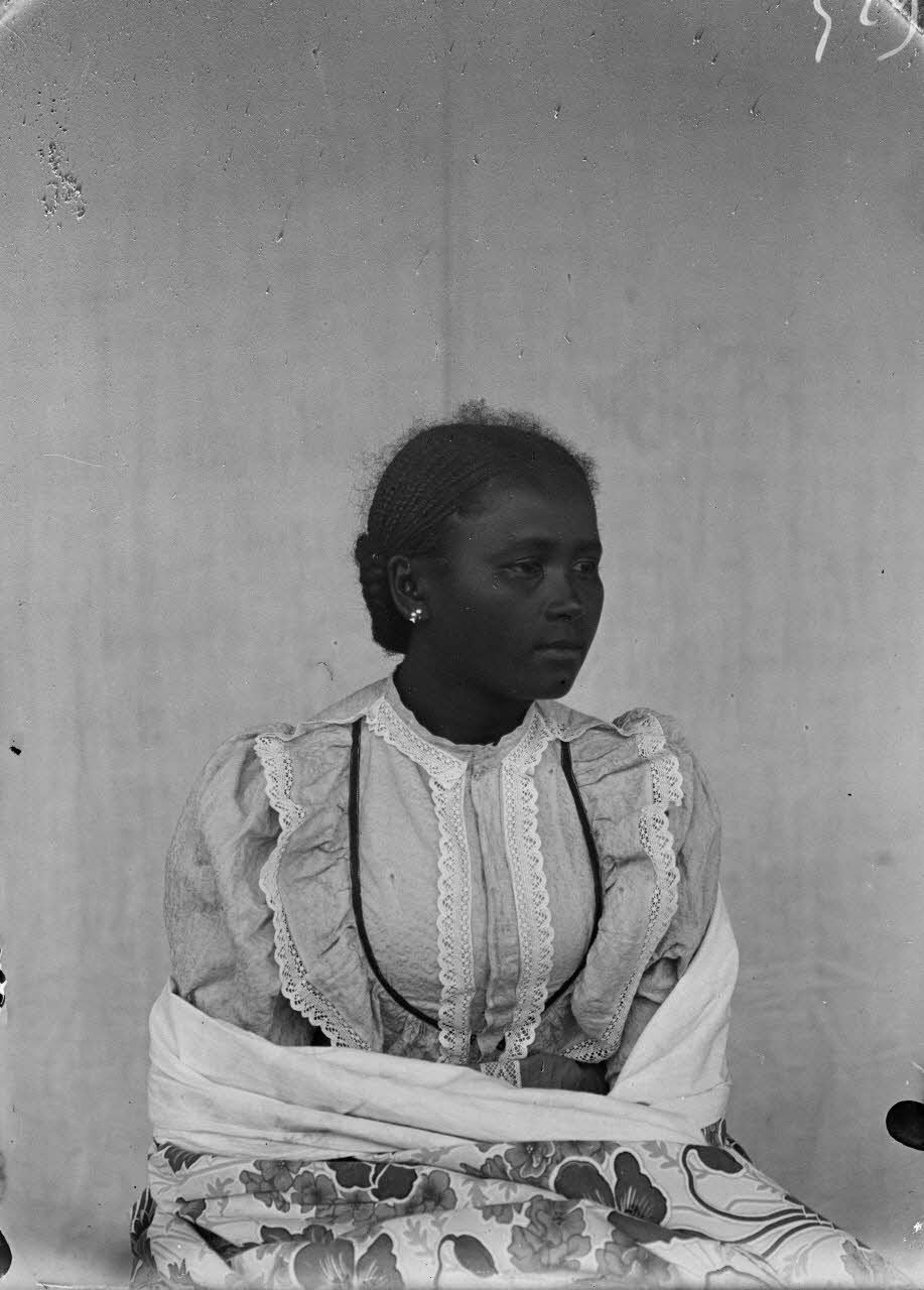 ImagesDéfense - [Portrait de profil d'une femme malgache.]