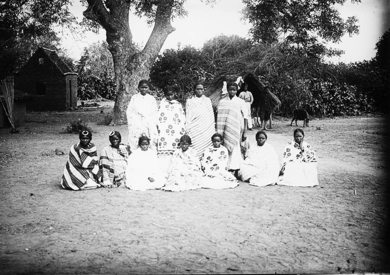 ImagesDéfense - [Portrait de groupe de femmes malgaches.]