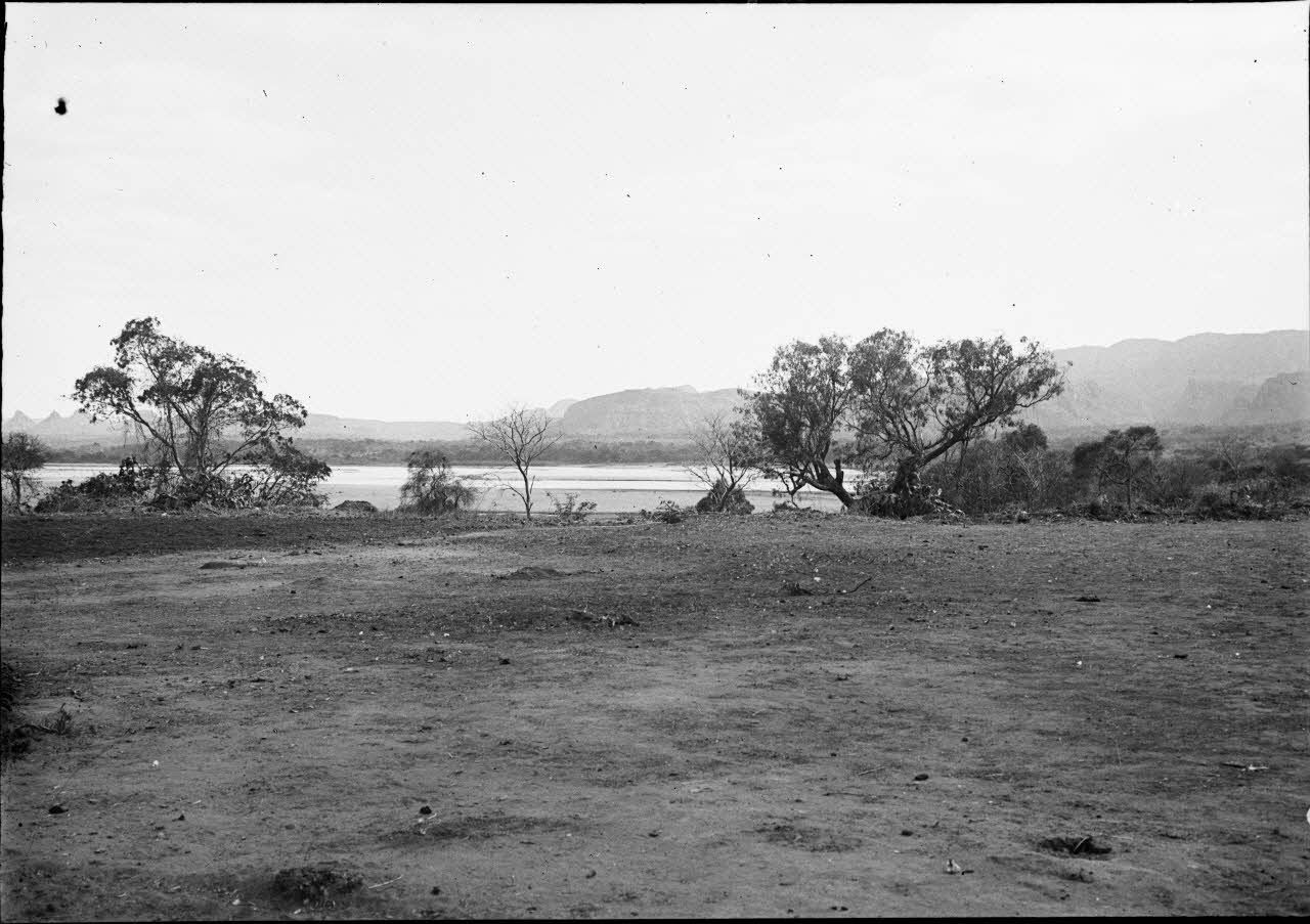 ImagesDéfense - A Isaho, vue du [illisible] Beremtra. [légende d'origine]