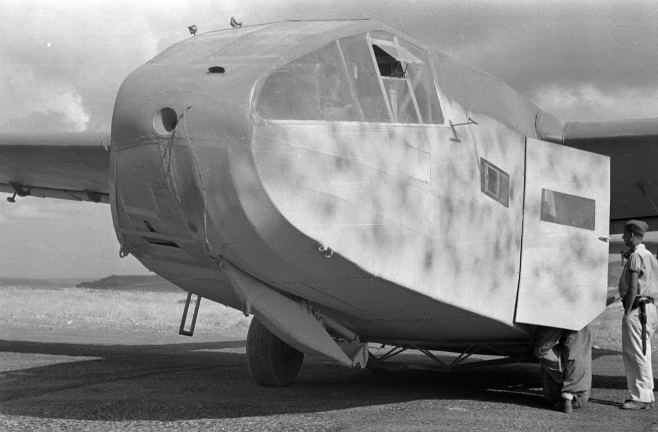 ImagesDéfense - Sur le terrain d'Héraklion, le planeur Gothar Go-242 ...