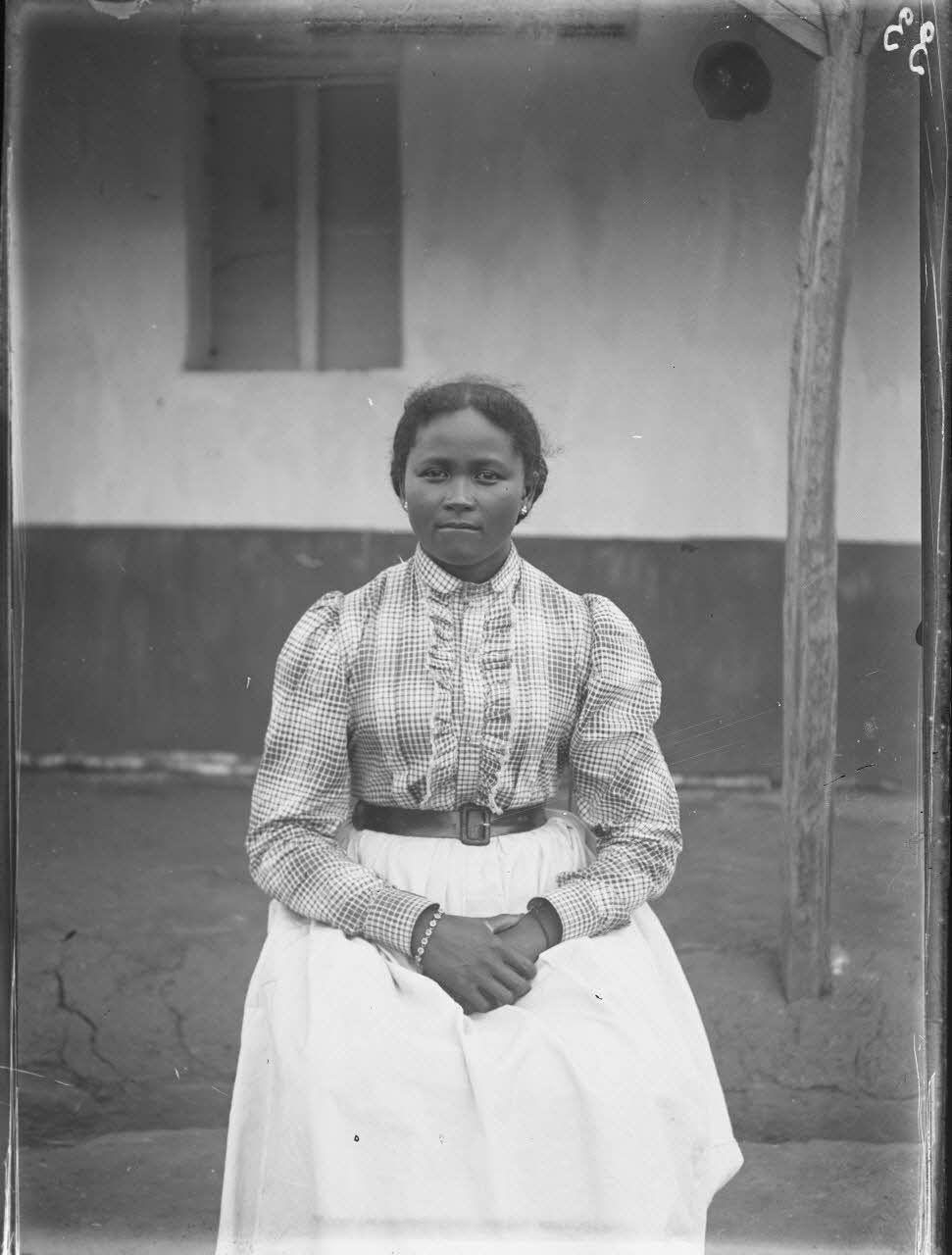 ImagesDéfense - 33. [Madagascar, 1901. Portrait de Ravony, une ramatoa ...
