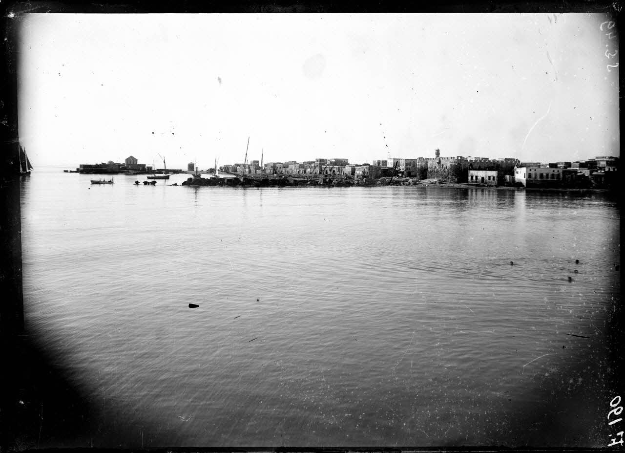 ImagesDéfense - Un panorama de l'île Rouad. [légende d'origine]