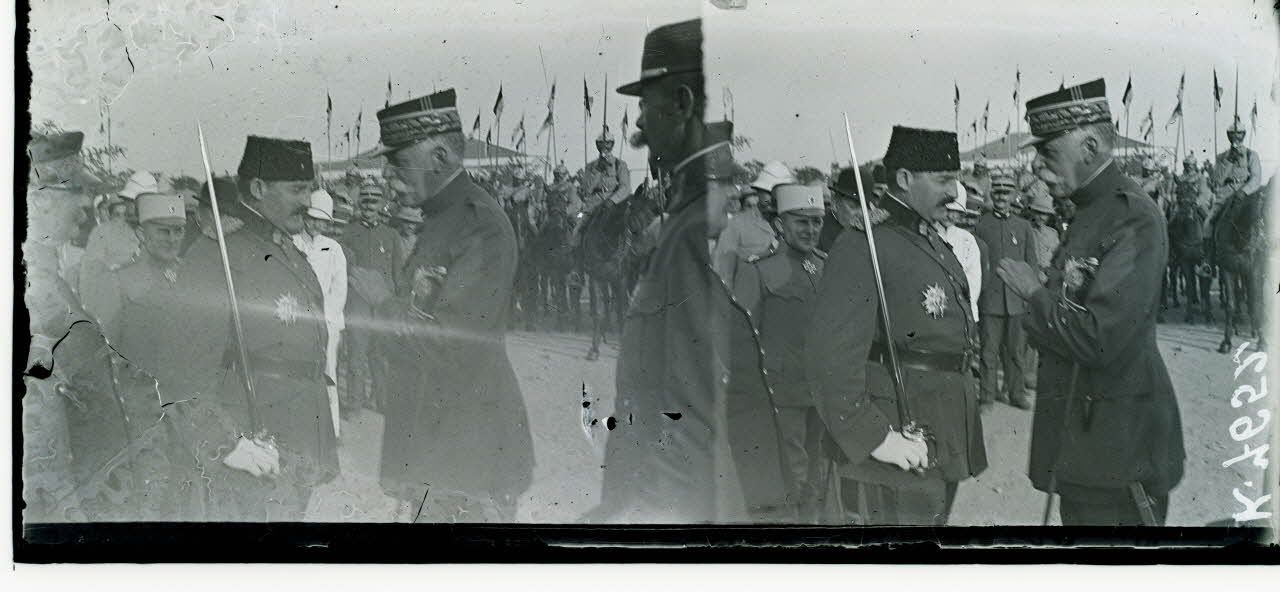 ImagesDéfense - Salonique. Remise de la Croix de Guerre à Essad Pacha ...