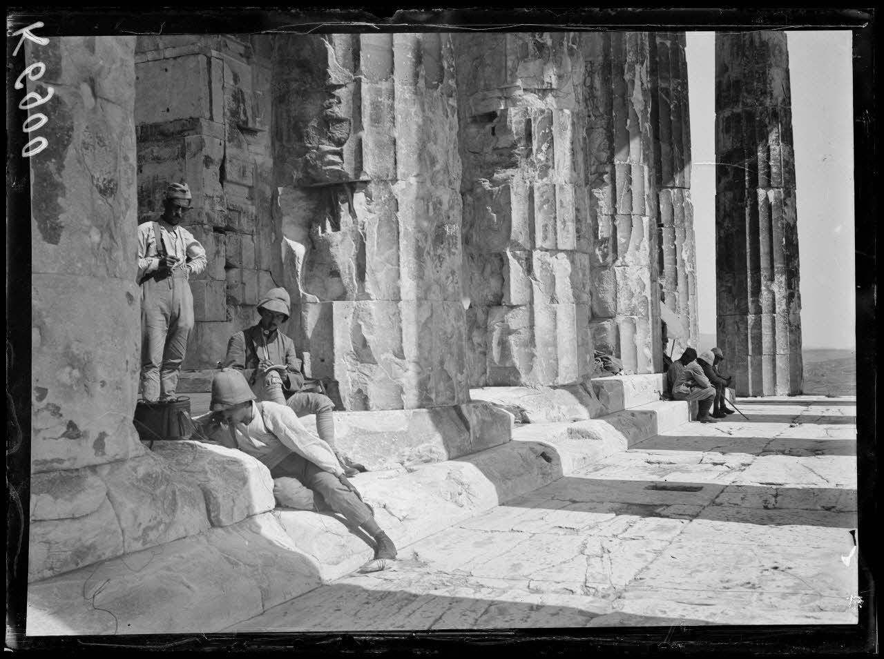 ImagesDéfense - Athènes. Poste téléphonique sous le péristyle du ...