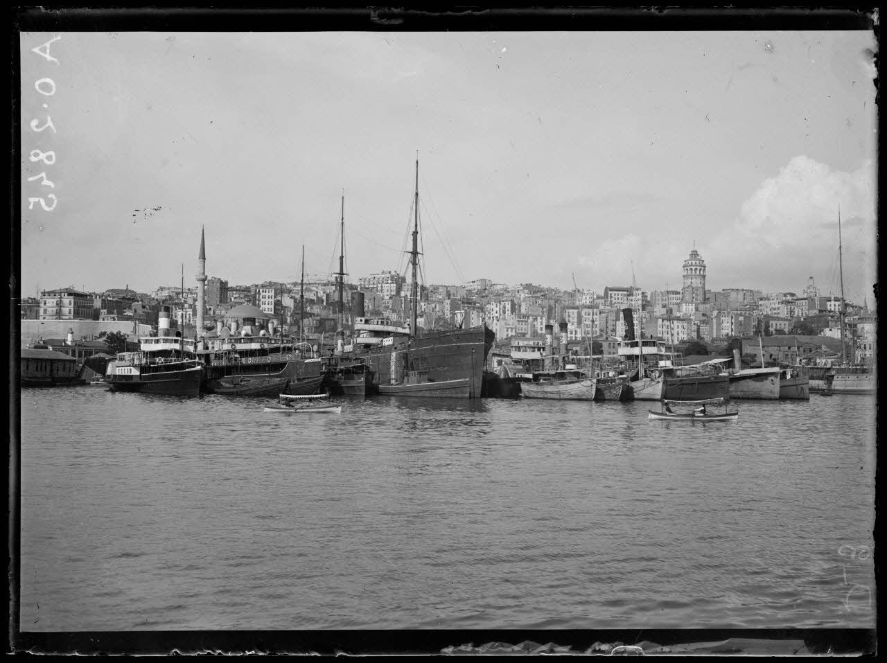 ImagesDéfense - [Le port de Constantinople et la Tour de Galata.]