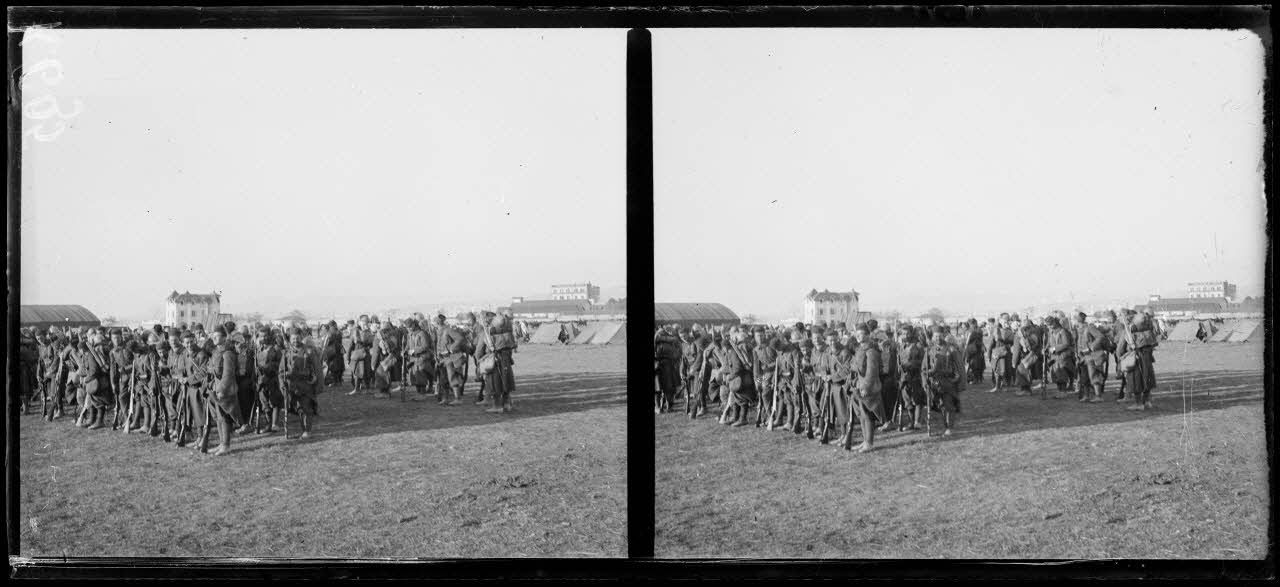 ImagesDéfense - Salonique. 15 h. Le 2e régiment de zouaves arrive sur ...