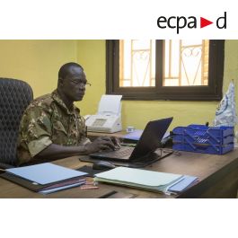 ImagesDéfense - Le général malien Didier Dacko travaille au poste de ...