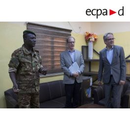 ImagesDéfense - Le général malien Didier Dacko accueille monsieur Koen ...