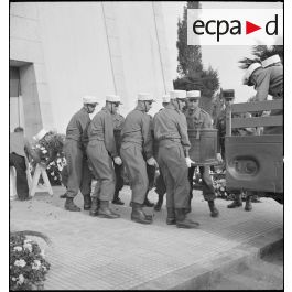 ImagesDéfense - Le cercueil du prince Aage de Danemark est porté par ...