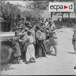 ImagesDéfense - Vie quotidienne dans un village, aidé par une unité du ...