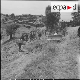 ImagesDéfense - Vie quotidienne dans un village, aidé par une unité du ...