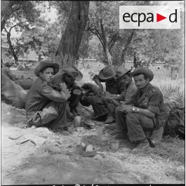 ImagesDéfense - Vie quotidienne dans un village, aidé par une unité du ...