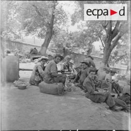 ImagesDéfense - Vie quotidienne dans un village, aidé par une unité du ...