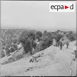 ImagesDéfense - Vie quotidienne dans un village, aidé par une unité du ...