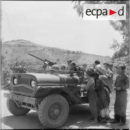 ImagesDéfense - Vie quotidienne dans un village, aidé par une unité du ...