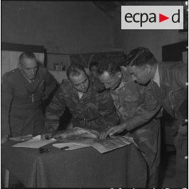 ImagesDéfense - Présentation du PC du lieutenant-colonel Marcel Bigeard ...