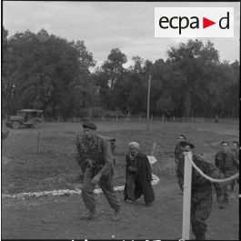 ImagesDéfense - Présentation du PC du lieutenant-colonel Marcel Bigeard ...