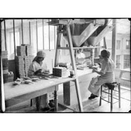 ImagesDéfense - Pantin. Parfumerie Pinaud. 59 rue de Paris. Mise en ...