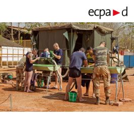 ImagesDéfense - Vie quotidienne sur le camp du 3e RIMa. Toilette mixte ...