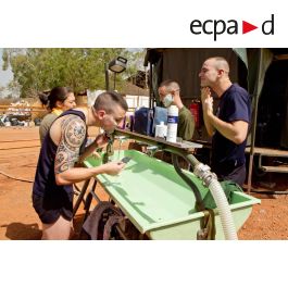 ImagesDéfense - Vie quotidienne sur le camp du 3e RIMa. Toilette mixte ...