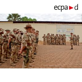 ImagesDéfense - Dans la cour du PC (poste de commandement) de la 3e BM ...