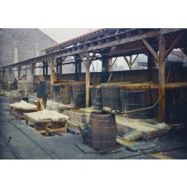 ImagesDéfense - La melinite est sortie des cuves. [légende d'origine]