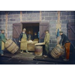 ImagesDéfense - La melinite est mise à sécher. Dernière étape de la ...