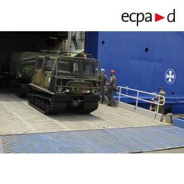 ImagesDéfense - Débarquement d'un VAC (véhicule articulé chenillé) de ...