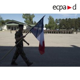 ImagesDéfense - Mise en place du drapeau tricolore lors d'une cérémonie ...