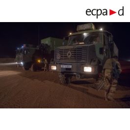 ImagesDéfense - Des soldats du 16e bataillon de chasseurs (BCh) contrôlent l'arrivée d'un camion ...